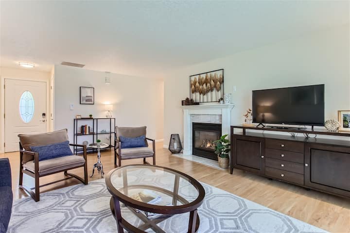 Entire Home: Charming Home With Beautiful Yard - West Portland Park - Portland