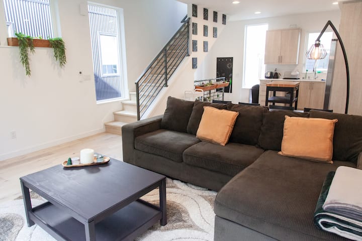 Modern Green Lake Gem W/ Rooftop - Seattle, WA