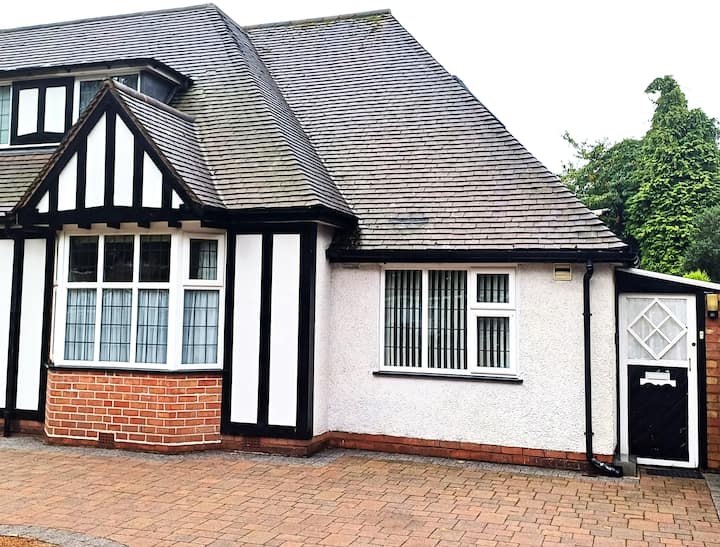 Private Studio Home From Home Comfort With Parking - Sutton Coldfield
