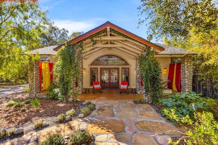 Magical Artist's Haven In The Heart Of Town, Spa - Ojai, CA