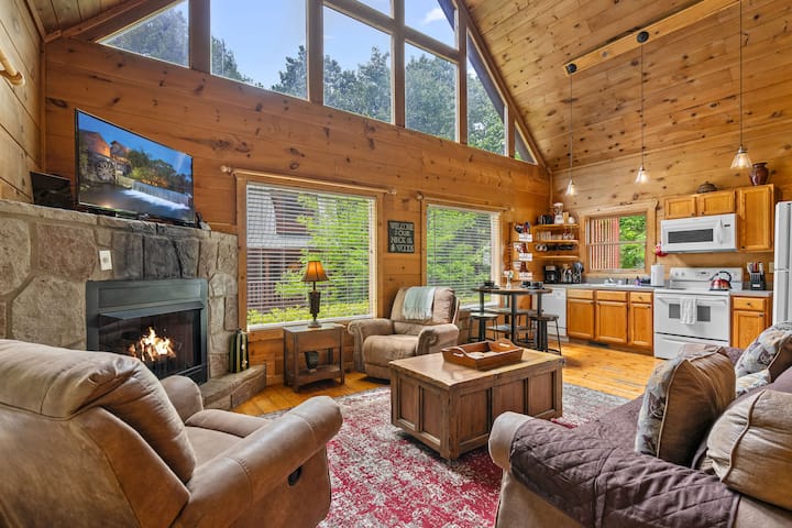 Hot Tub! Views! 15 Min Gatlinburg & Pigeon Forge! - Gatlinburg, TN