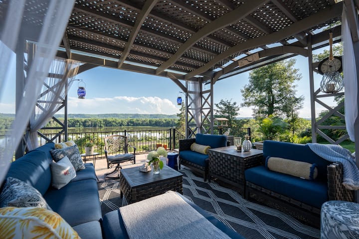 Castle Vue Villa & Outdoor Oasis (River Views) - Red Wing, MN
