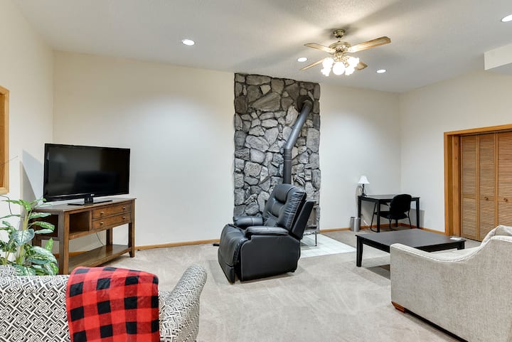 Aksarben Two Bed, One Bath Duplex Suite. - Omaha, NE