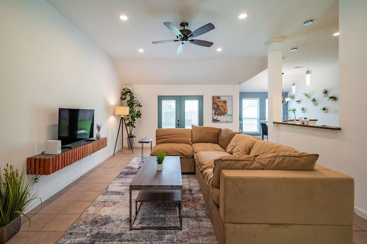 King Bed With Glass Fireplace And Backyard. - Pearland, TX