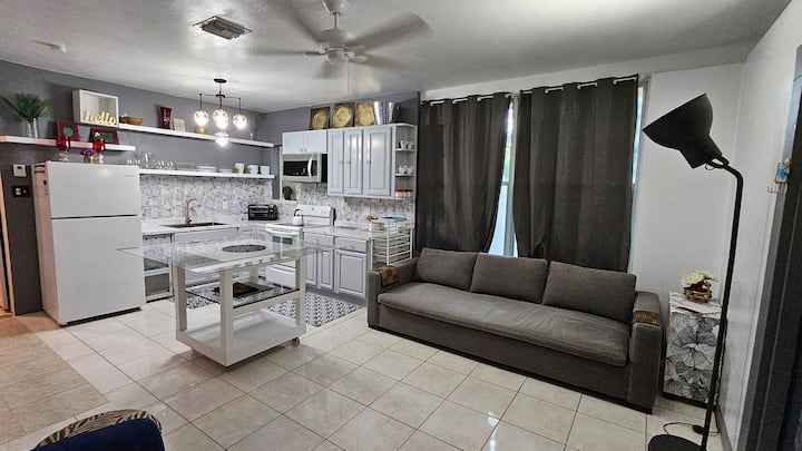 Centrally Located To All Access Of Miami. - Kendall, FL