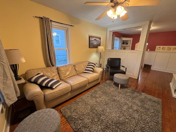 House On The Hilltop, Near Drake, Cute And Clean - Des Moines, IA