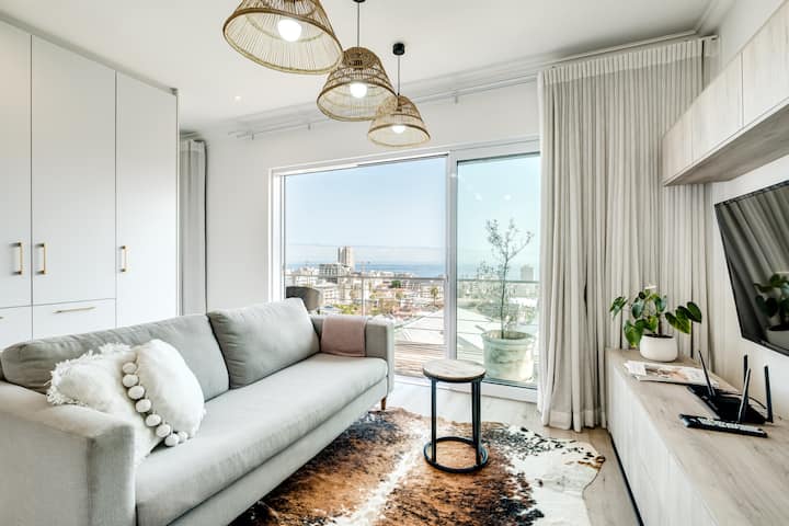 Spectacular View,  Renovated Central Apartment - Le Cap