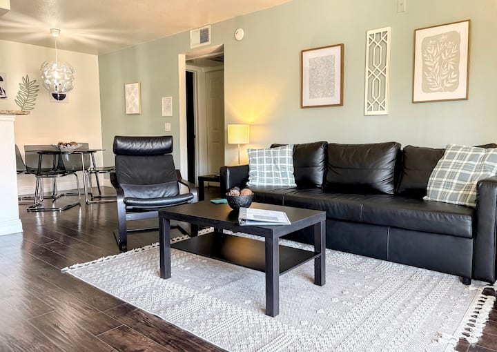 Modern 2 Bdrm Condo Near Strip No Resort/prkng Fee - Las Vegas, NV