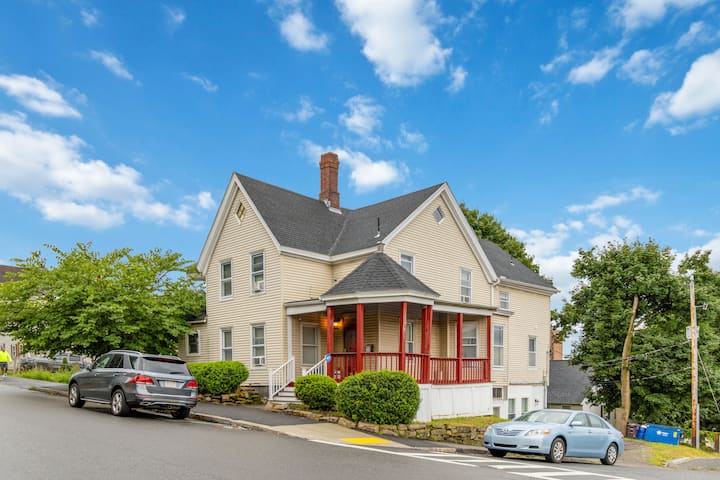 Professional Living Spaces For Large Group Sharing - Worcester, MA