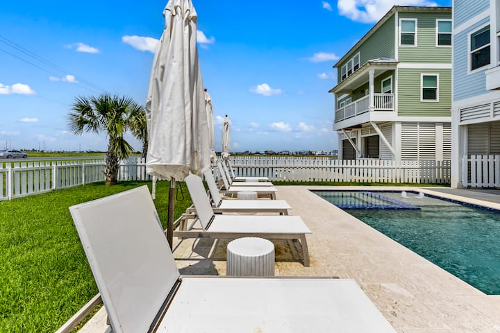 Beachside Village Getaway W/ Heated Pool + Spa - Galveston