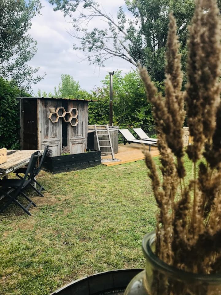 La Cabane Des Vignes Avec Spa Nordique - Castillon-la-Bataille