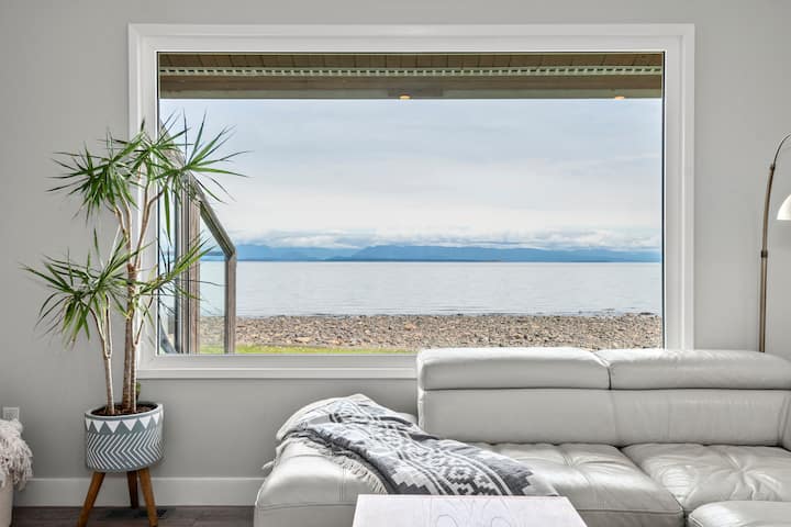 Walk-on Oceanfront | 3 Bed By Creek & Beach - Campbell River