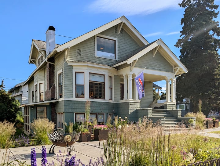 Historic Downtown Bungalow - Anchorage, AK