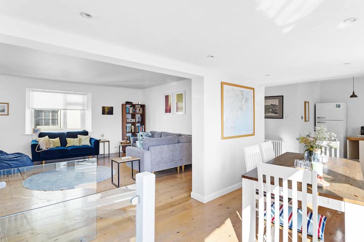 Stylish Dartmouth House With Balcony & Views - 達特茅斯