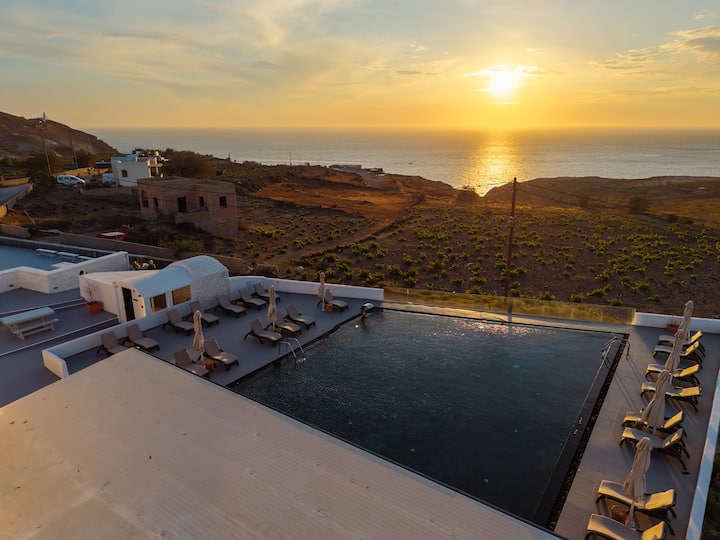 Serenità Luxury Suites| Elegant Suite With Hot Tub - Santorini