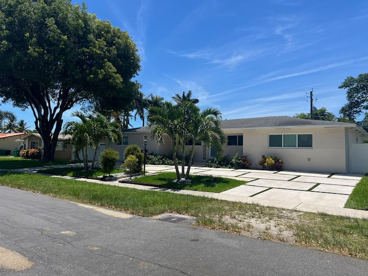 Spacious Coastal Haven In Dania Beach - Dania Beach, FL