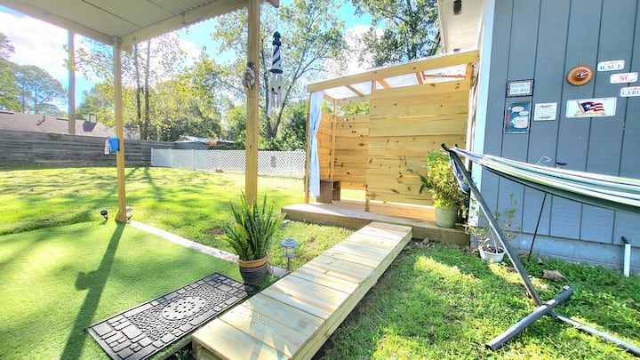 Private Entrance & Outdoor Shower, Lucy House - Gainesville, FL