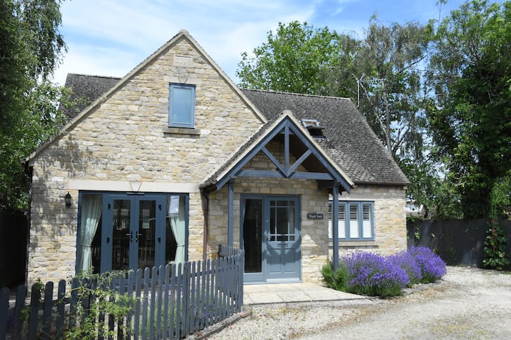 Sunny Outside Space  & Dual Aspect Reception Rooms - Witney