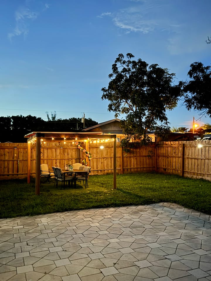 Cheerful 2 Bedroom Home In Naples, Fl - Naples, FL