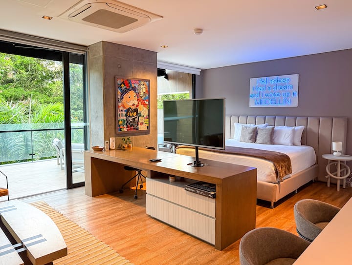 Beautiful Balcony Apartment With A/c In El Poblado - Medellín