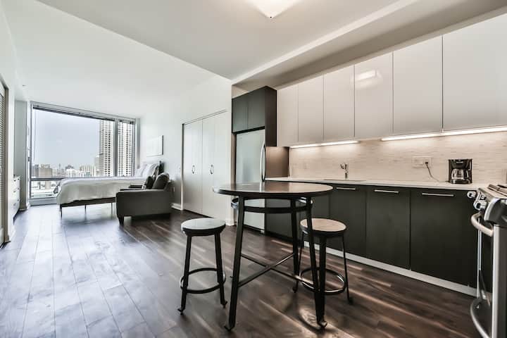 Modern Studio On The Riverwalk! - 32 Night Min - Chicago, IL