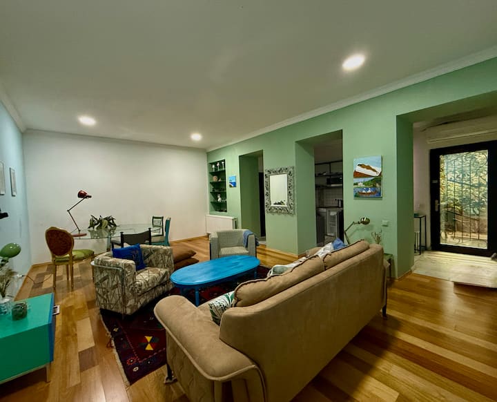 Colorful & Central 2 Bedroom Apt With A ☀️ Patio - Tbilisi