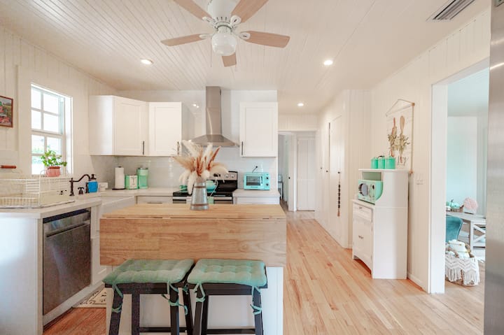 Luxury Farmhouse Near All Hwys & Hard Rock Stadium - Miami Gardens, FL