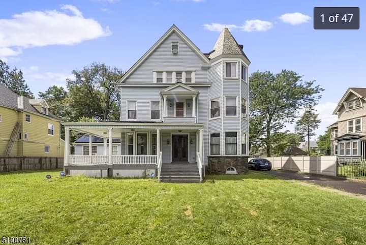 Sleeps 12! Historic Chic Mansion | Free Parking. - Newark, NJ