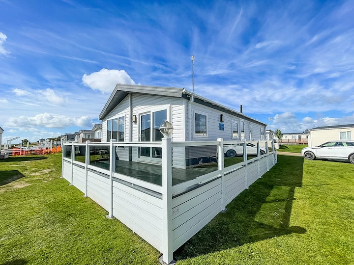 Stunning 6 Berth Lodge With Full Sea Views In Suffolk Ref 68007cr - Kessingland
