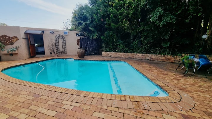 2. Cozy Cottage By The Pool - Johannesburg