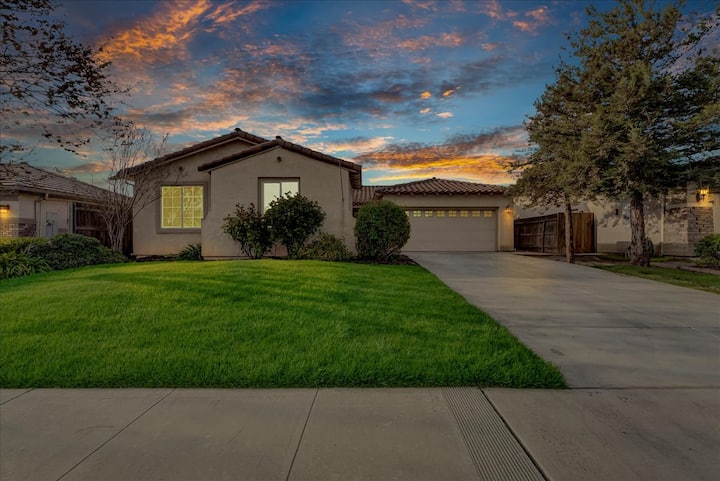 Liberty House -  9 Beds, Sleeps 12 - Lemoore, CA