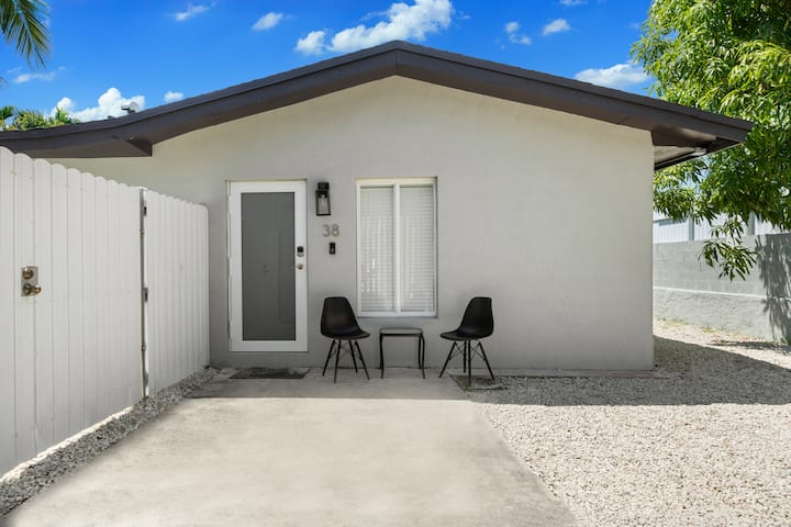 Villa Capri Cottage In The Heart Of Miami - South Miami, FL