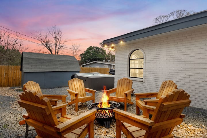 Spacious Family Retreat- Hot Tub, Games & Fire Pit - San Antonio, TX