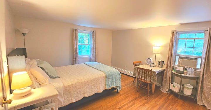 2nd Floor Bedroom & Private Bath - Bridgewater, MA