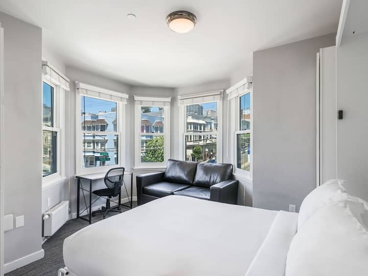 Modern King Studio With Bay Windows + City View - San Francisco, CA