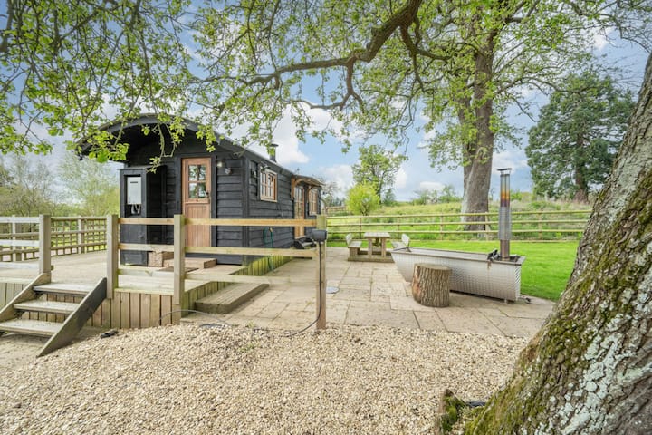 Luxury Dog Friendly Hut | Hot Tub | Enclosed - Worcester