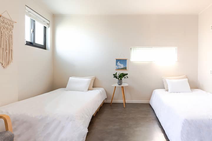 Book&bed (2인, 트윈) 제주시내 감성 북스테이|동문시장 · 탑동해변 근처 - Jeju-si