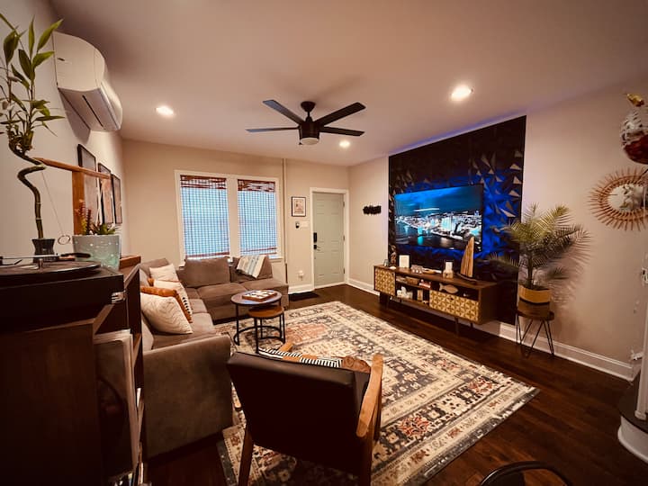 Mid-century Speakeasy Retreat Near Tropicana - Atlantic City, NJ