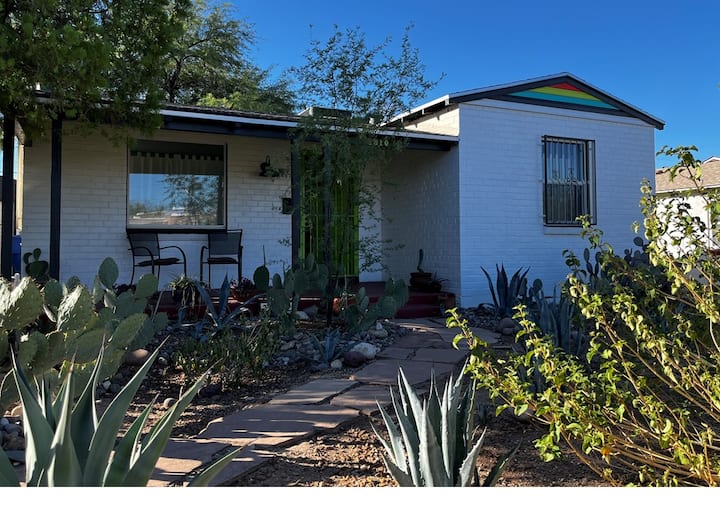 Snoozin' Under The Old Sonoran Sun! Comfy Vibe! - Tucson, AZ