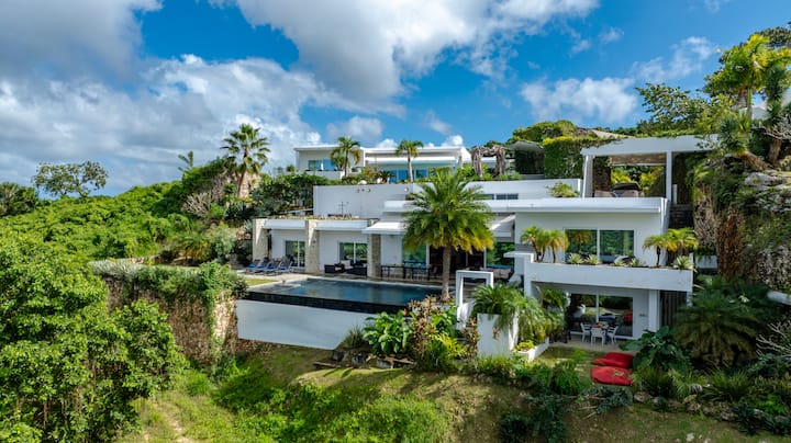 Casa La Roca: 4br Pool Table & Black Infinity Pool - Sosúa