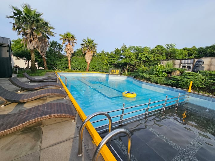 비자림 별장 /
수영장 있는 숙소/
복층 독채펜션 - Jeju-do