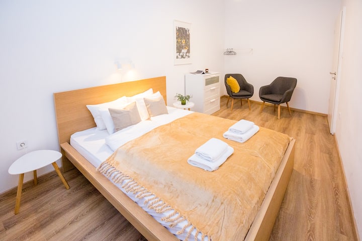 Bright & Quiet Downtown Condo | 4br | Full Kitchen - Budapest