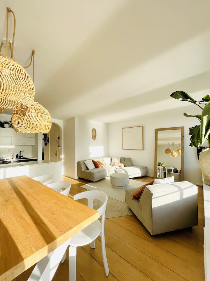 Canal View 2-bedroom Apartment - Amsterdam