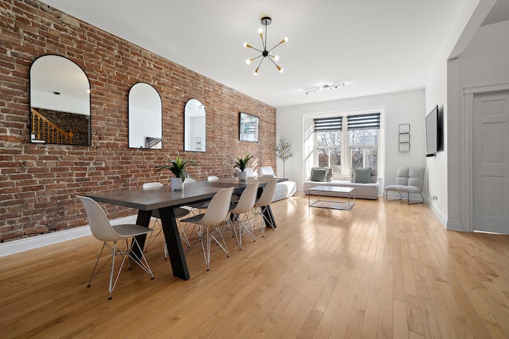 Montreal 4-br 4-balc Huge 2-floor Condo Sleeps-20 - Montreal