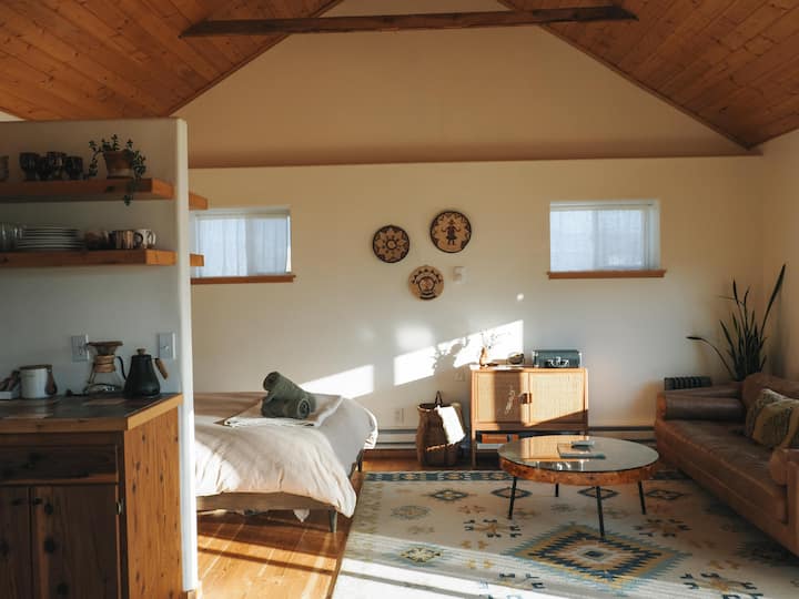 Vintage Western Guest Studio With A Mountain View. - Montana