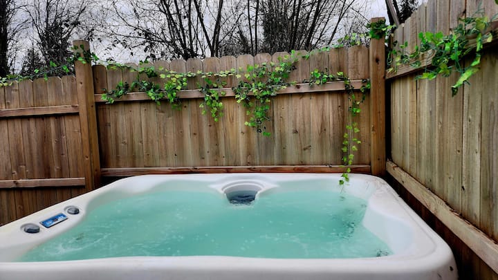 5br Retreat W/ Hot Tub, Firepit & 4 Parking - SeaTac, WA