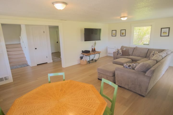 6br Cozy Farmhouse Retreat W/ Sunset Views & Fun - Puyallup, WA