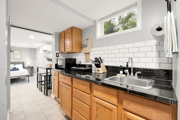 Walk To Metro, Bathroom, Kitchen, & Laundry - Alexandria, VA