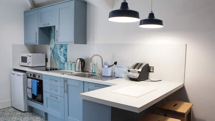 Spacious 2 Bed Apartment With Free Parking Onsite - Torquay, UK