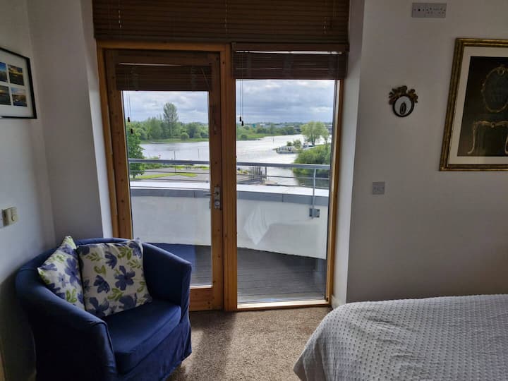 Private En Suite With River Views In Top-rated Apt - Athlone